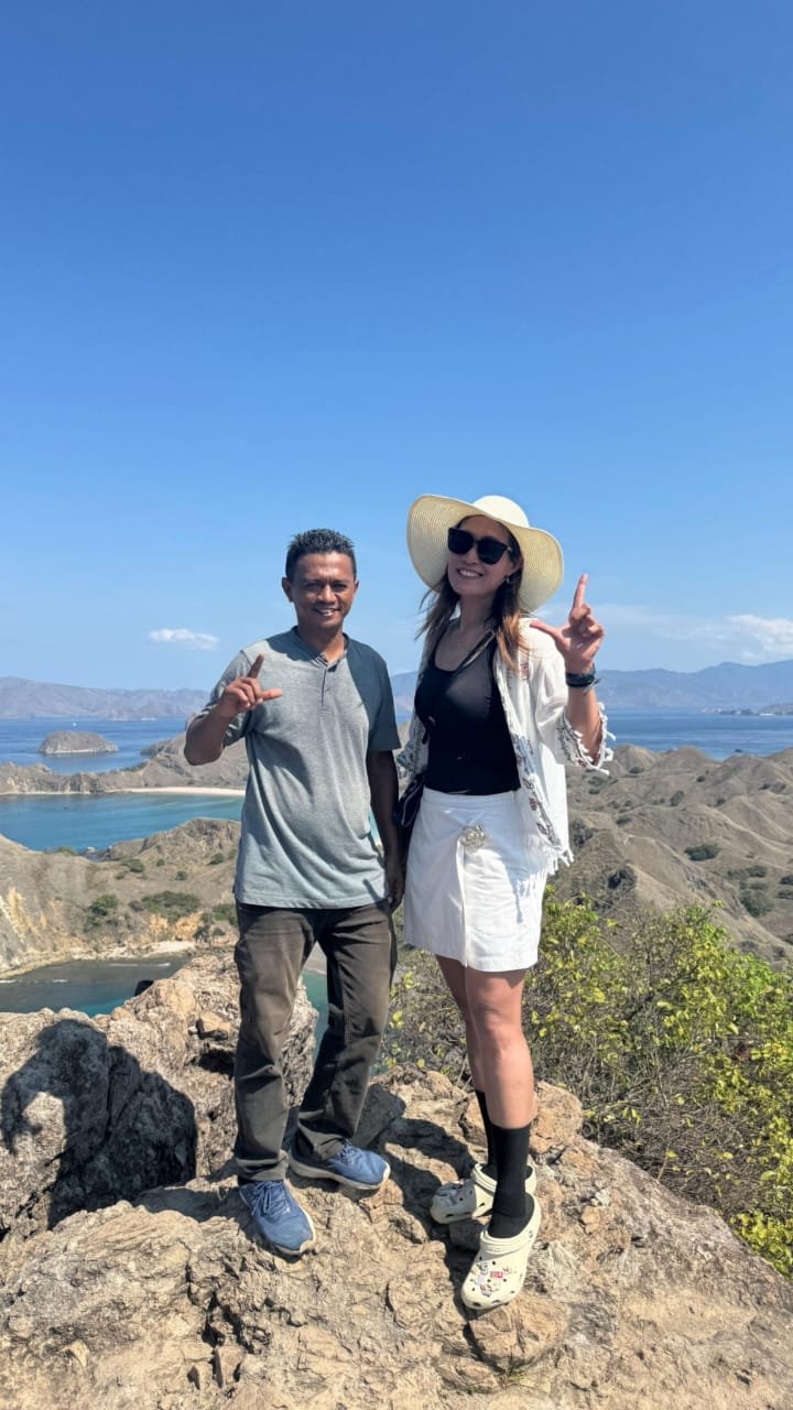 Trip ke Pulau Padar: Andini & Kakak Doland Taklukan Puncak